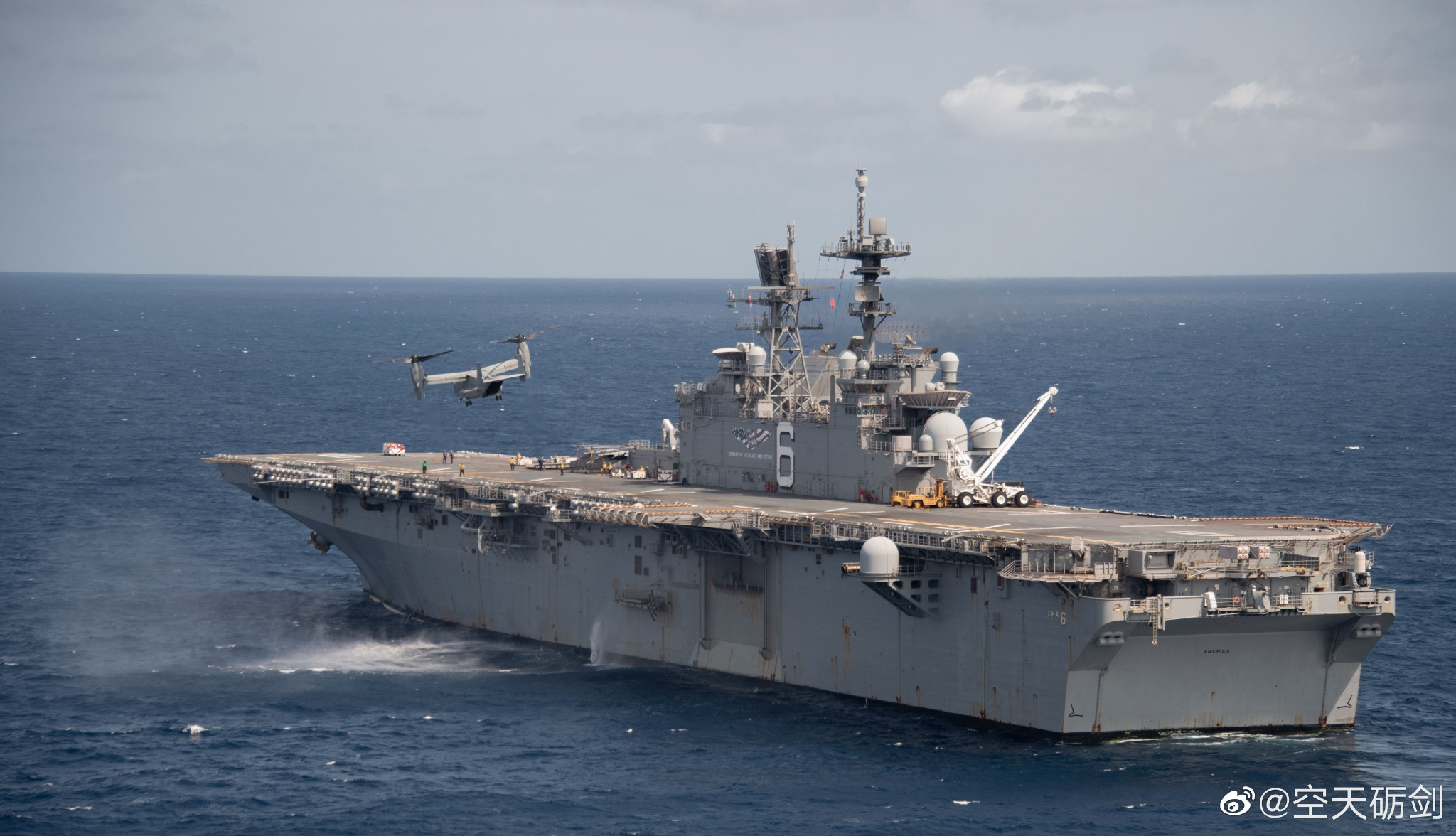 近日，美国海军“美国”号（LHA-6）两栖攻击舰携带MV-22B倾转旋……