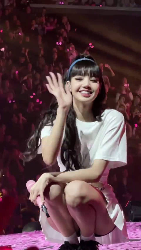 Lisa请停止散发难以抵抗的魅力！美女就住在舞台上吧|Lisa_新浪新闻