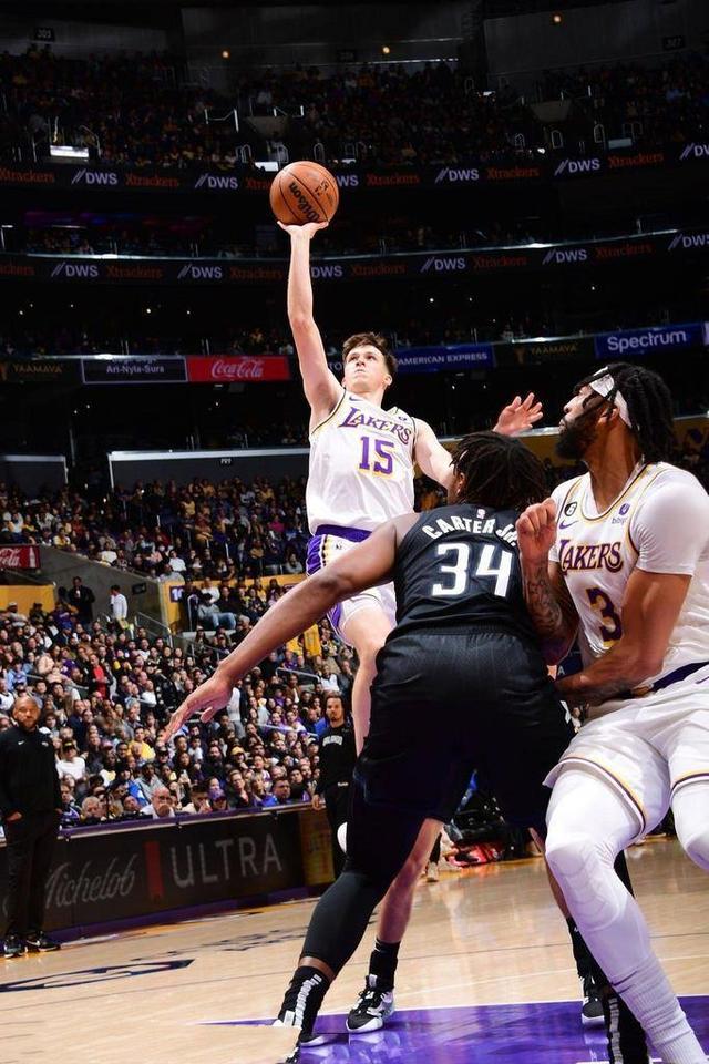 里夫斯35分封神！7次拯救湖人2万人喊MVP 他薪水才46万__财经头条