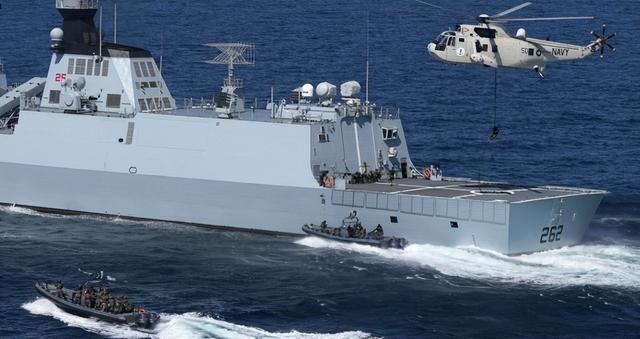 巴基斯坦联合演习！2艘054AP护卫舰领航，大佬却是中美双舰__财经头条