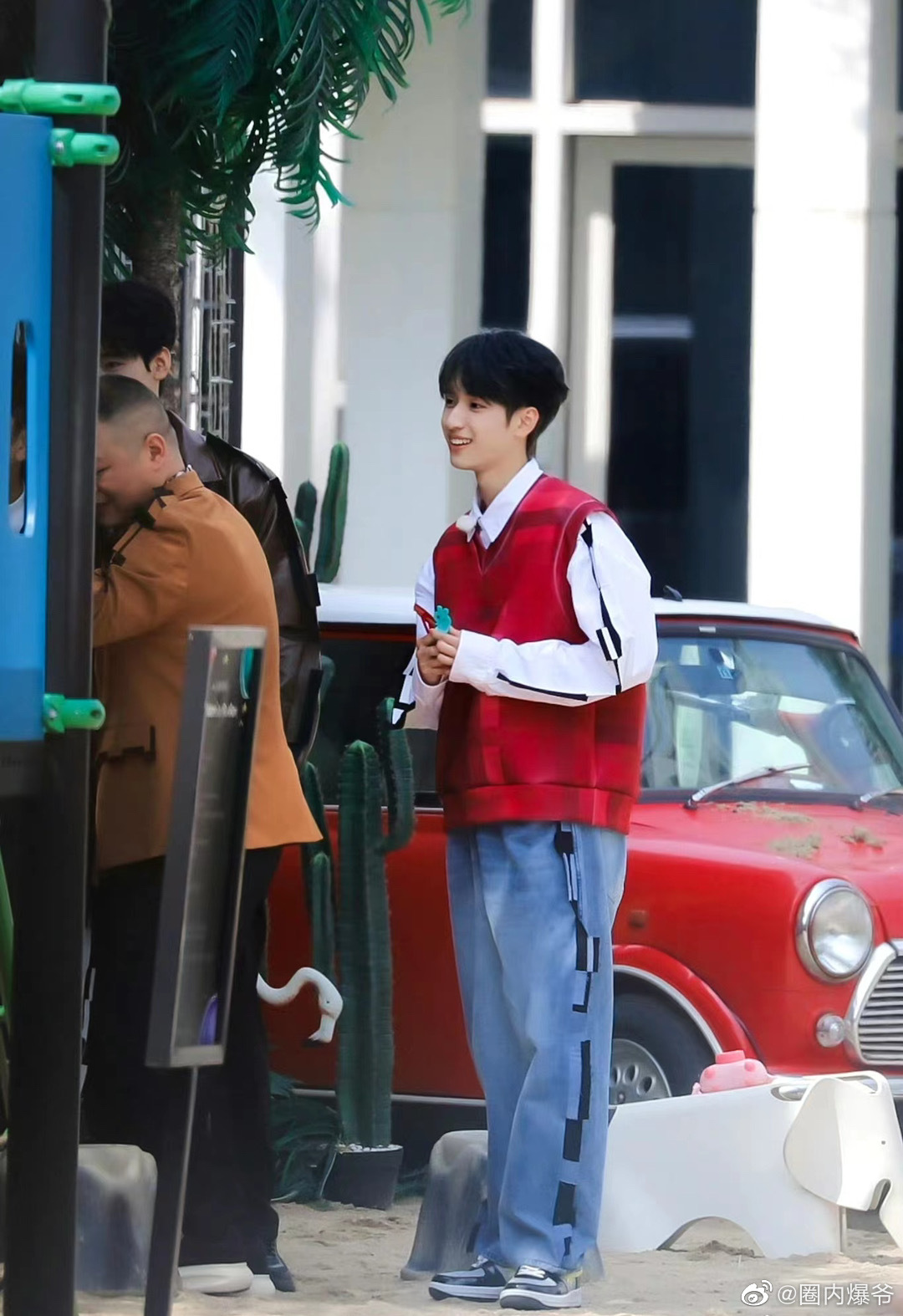 严浩翔身穿红马甲，劈叉拍照的时候浩翔好可爱啊哈哈哈哈|严浩翔|可爱_新浪新闻