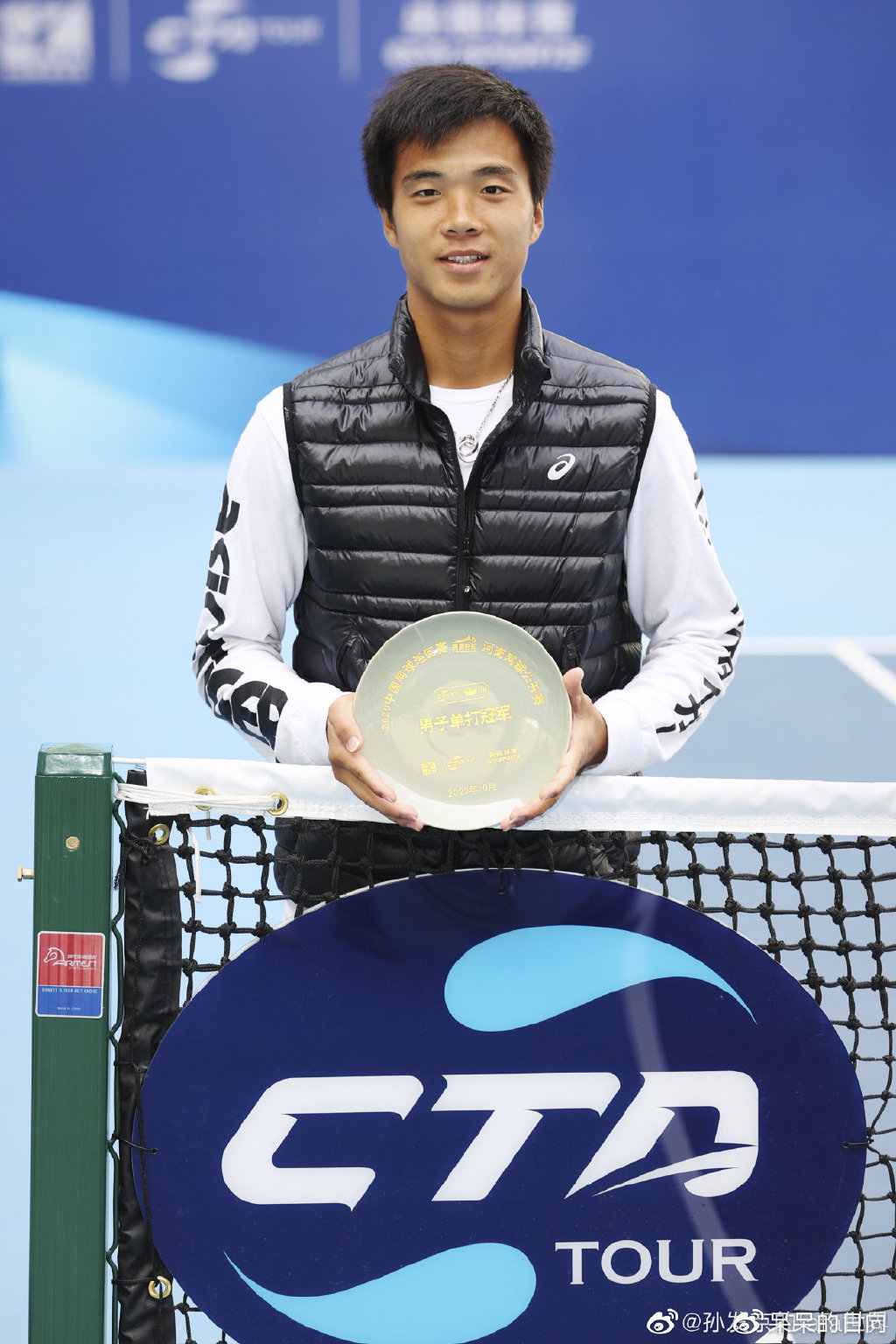 太危险了！中国网球名将在西班牙遭遇砸车盗窃，损失惨重令人忧心