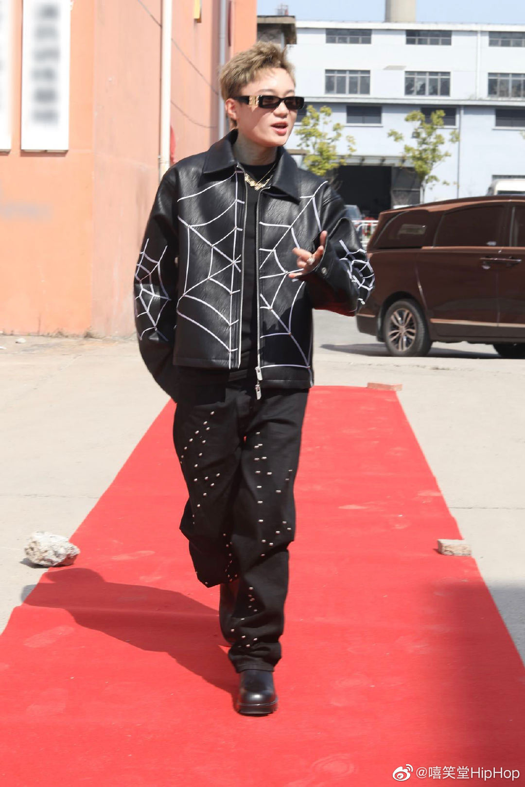 CDC成都集团！AnsrJ抵达《中国说唱巅峰对决》录制现场！|中国说唱巅峰对决_新浪新闻