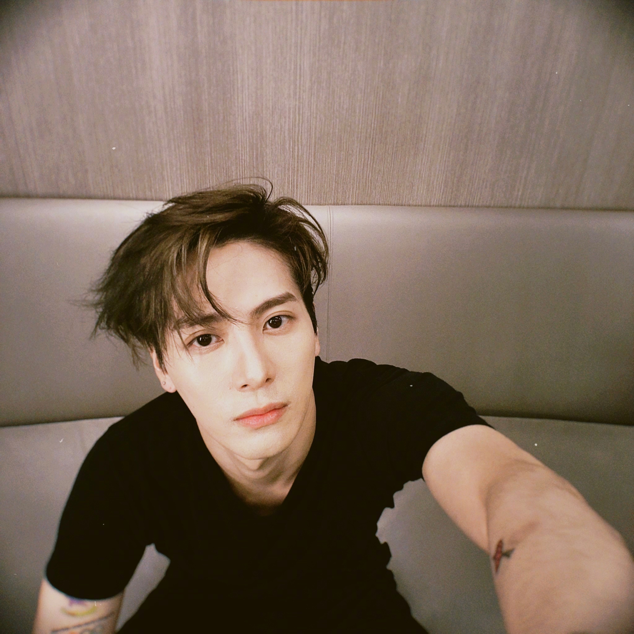 王嘉尔晒生日照……|王嘉尔|生日|庆生_新浪新闻