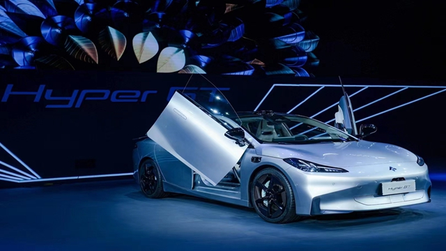 广汽埃安AH8项目与华为联合开发生变，谁掌握智能汽车方向盘？_新浪新闻