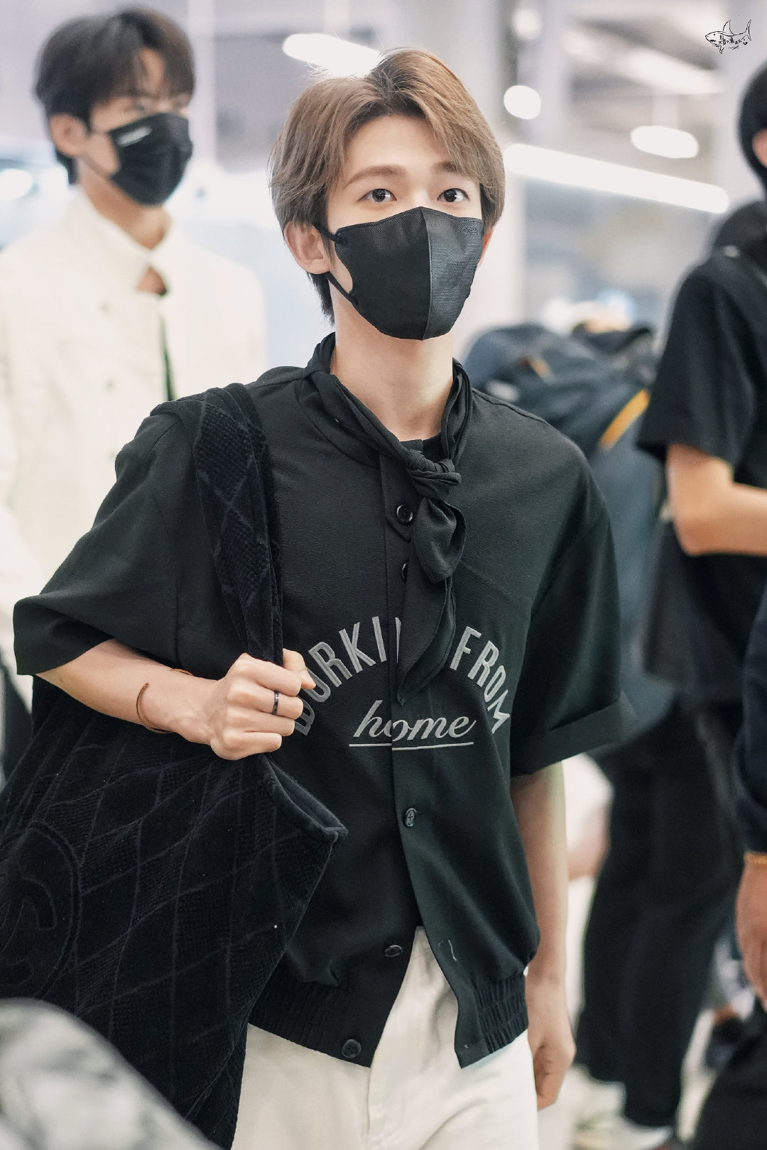 INTO1已于今晚全员抵达泰国！|INTO1|演唱会|米卡_新浪新闻