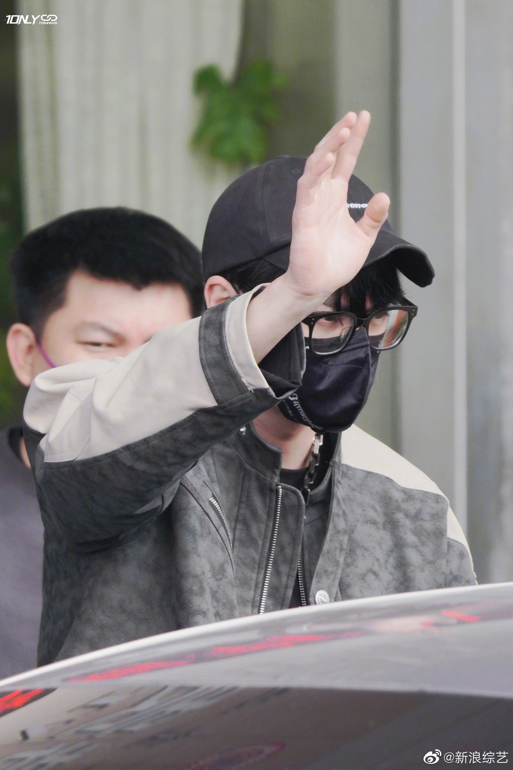 新鲜的@王鹤棣_Dylan 都来看 鸭舌帽+黑框眼镜……|鸭舌帽|黑框|眼镜_新浪新闻