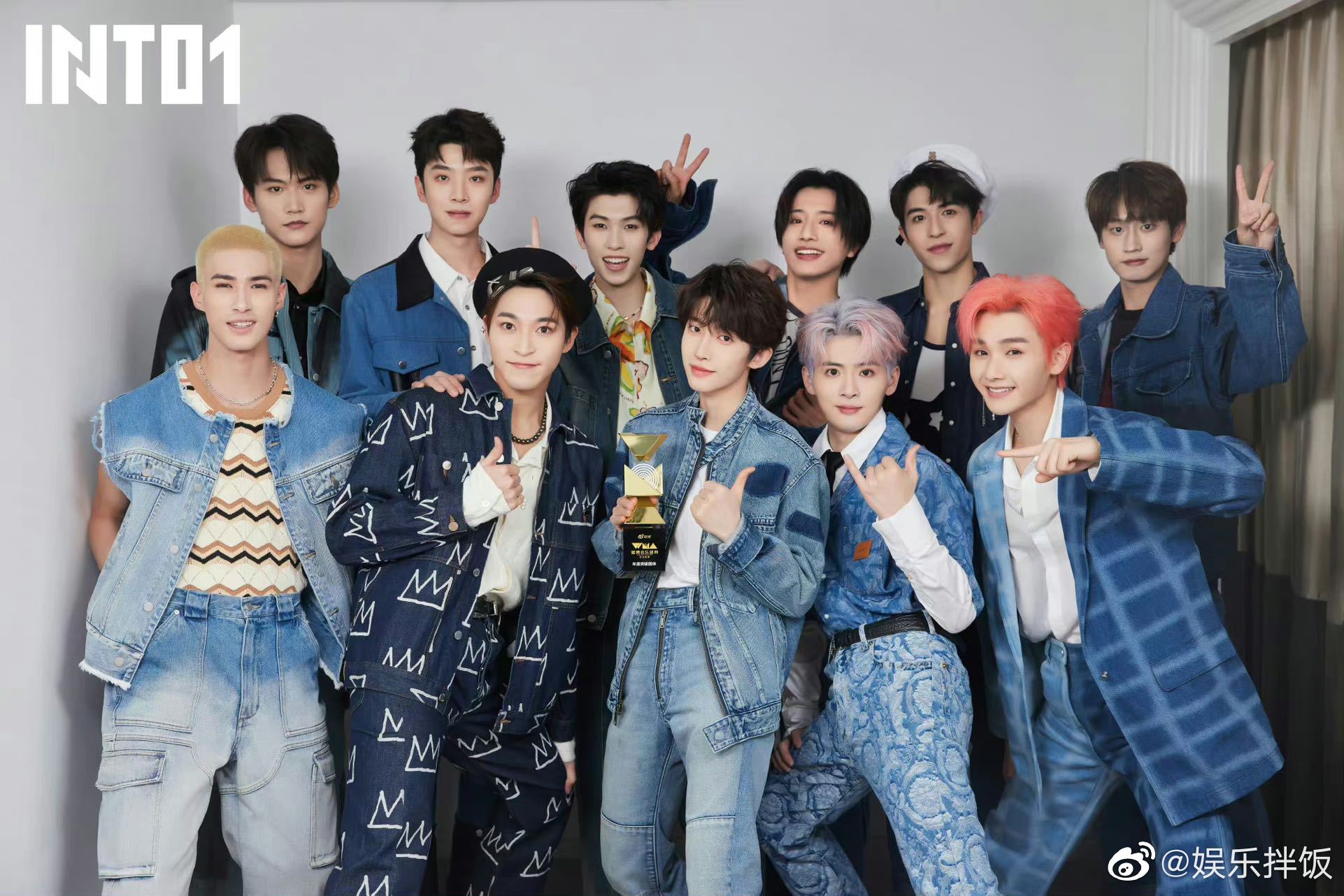 芜湖，INTO1全员在泰国演唱会上身穿定制版泰国校服唱了泰语歌曲……