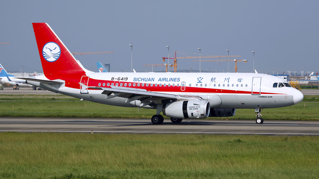 空中爆裂的A319风挡玻璃，18年四川航空8633号航班