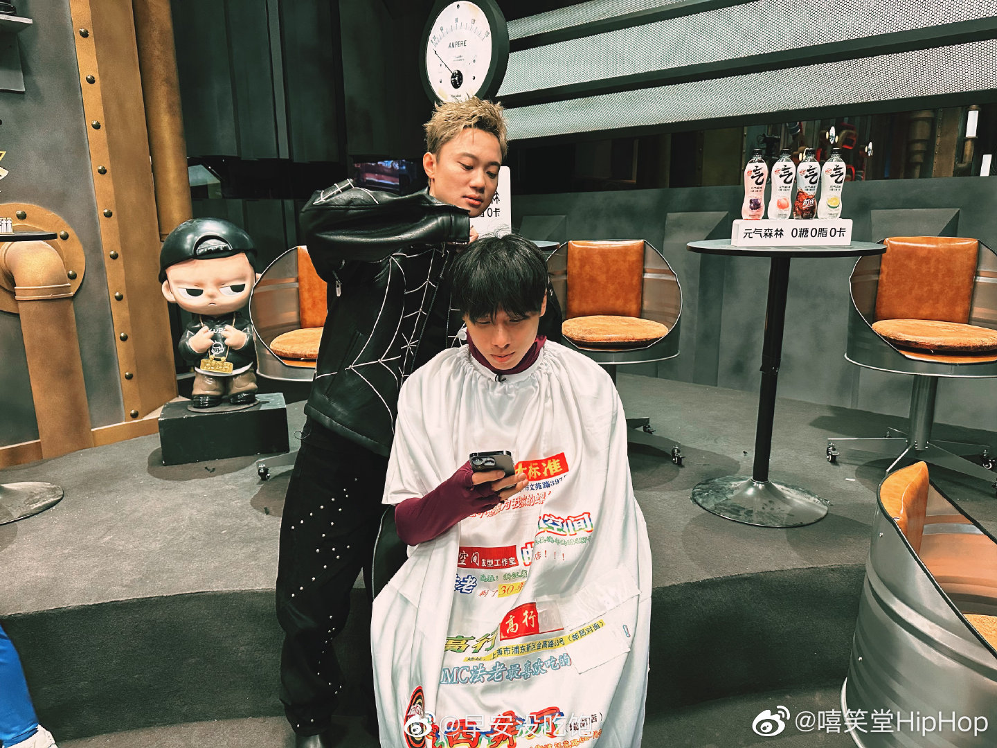 太有爱了！成都集团AnsrJ给法老做头发！|法老|成都|说唱_新浪新闻