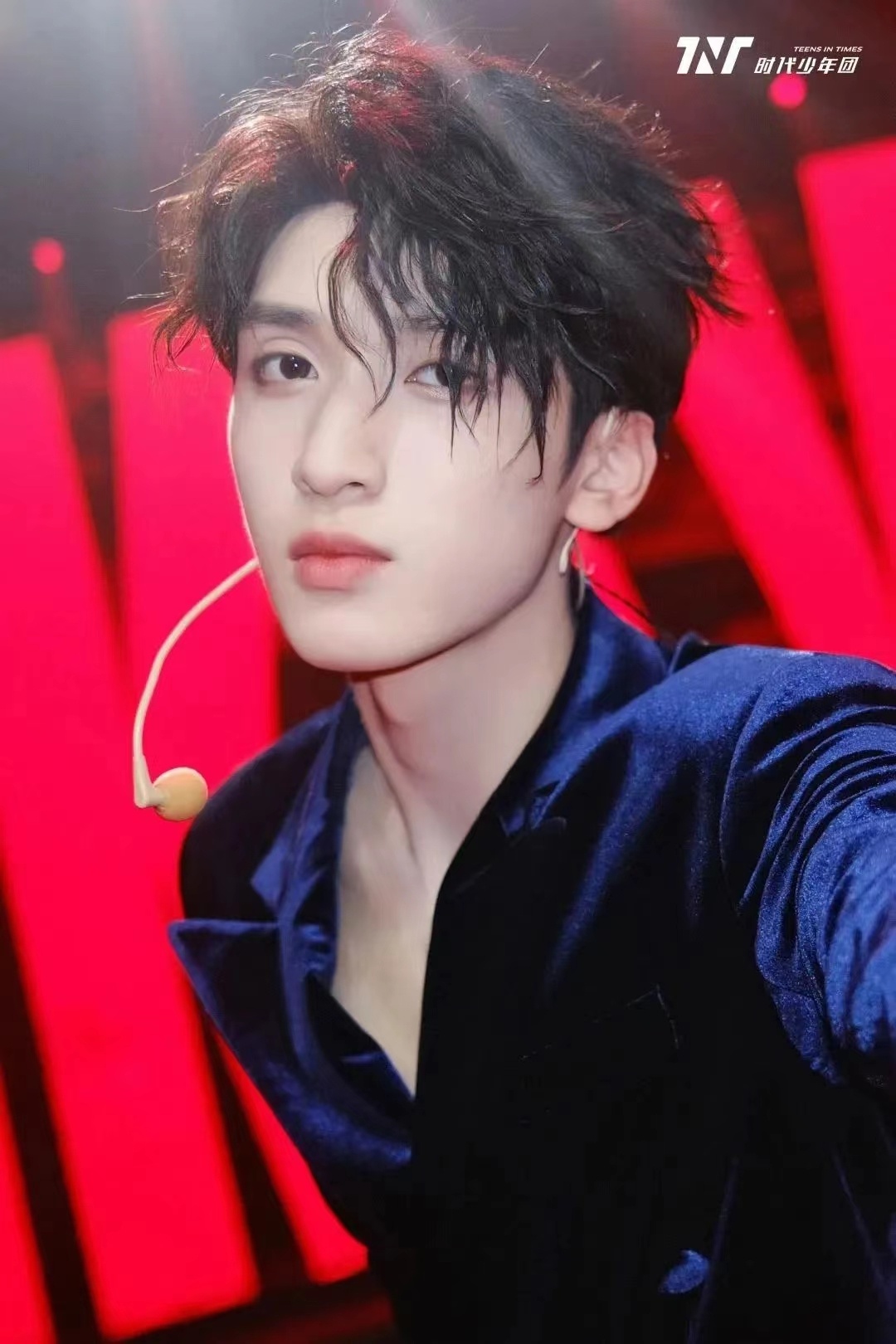 严浩翔棕色棒球服造型帅气又青春洋溢……