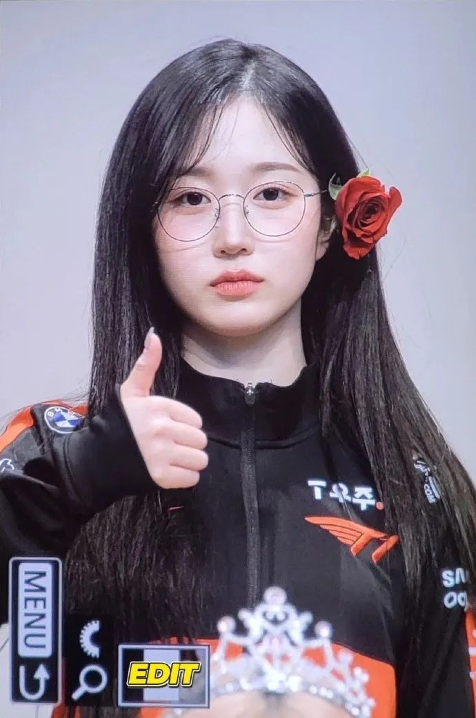 韩国超人气女团队长Cos Faker，网友彻底沦陷了！|Faker|韩国|T1_新浪新闻