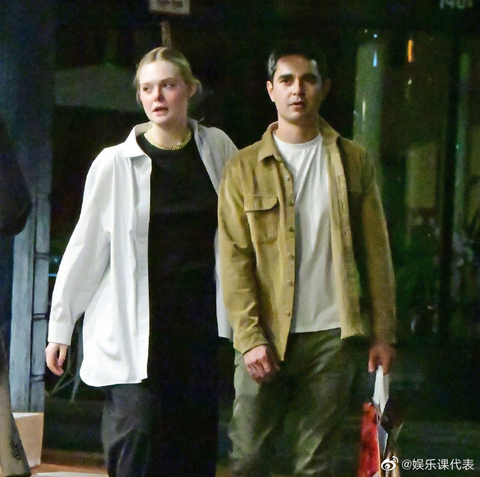 Elle Fanning艾丽·范宁在最新杂志采访中承认与37岁英国男星男友M……|男友|艾丽范宁|杂志_新浪新闻