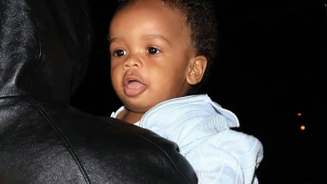 果然是巨星的baby，这闪光灯闪成这样也没把baby吓哭 ……|baby|闪光灯_新浪新闻