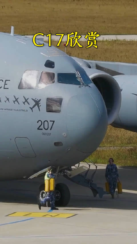 真不敢相信，一口气能装下800多人的环球霸王III-C17运输机……|C17运输机_新浪新闻