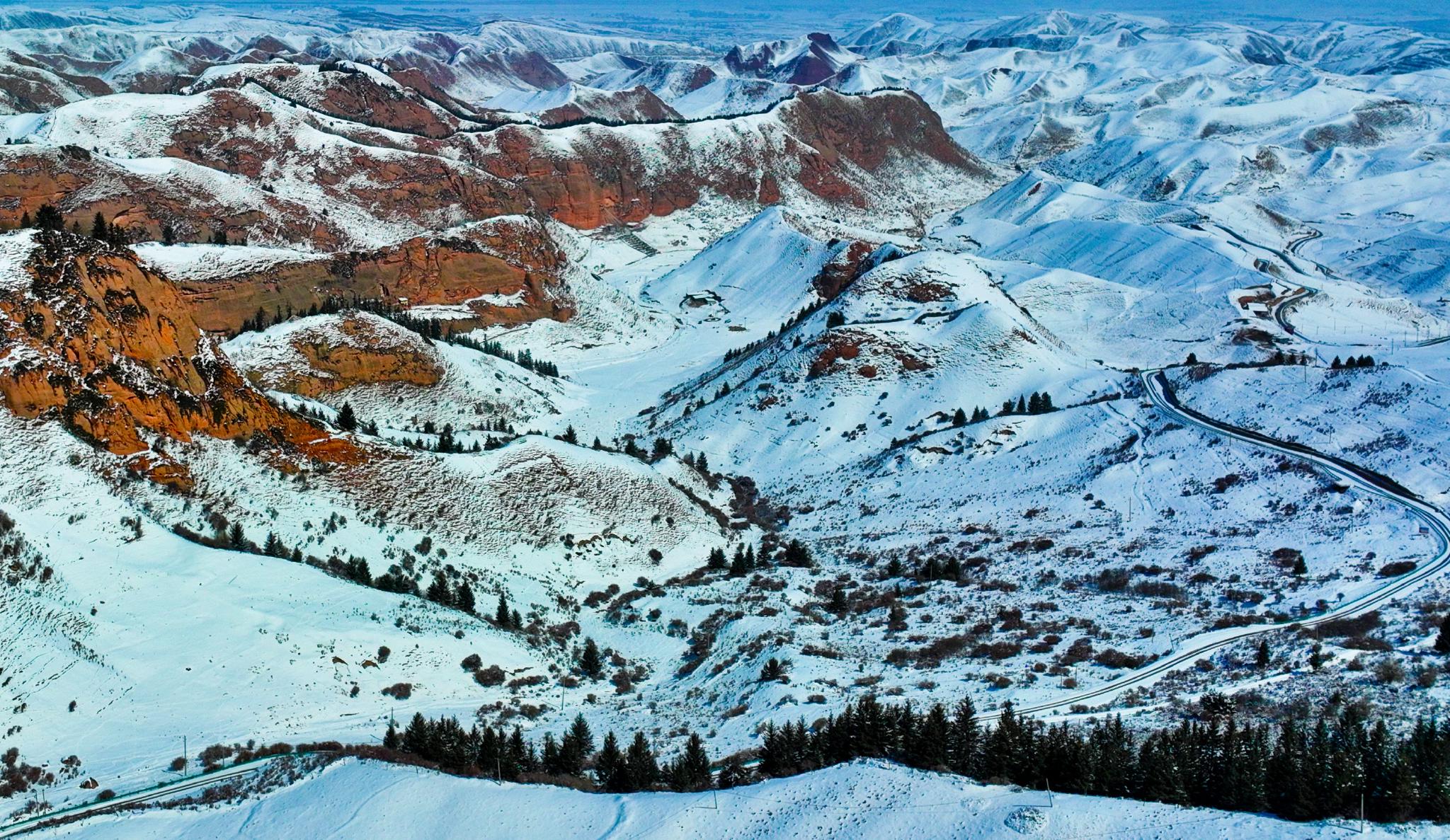 雪映祁连山