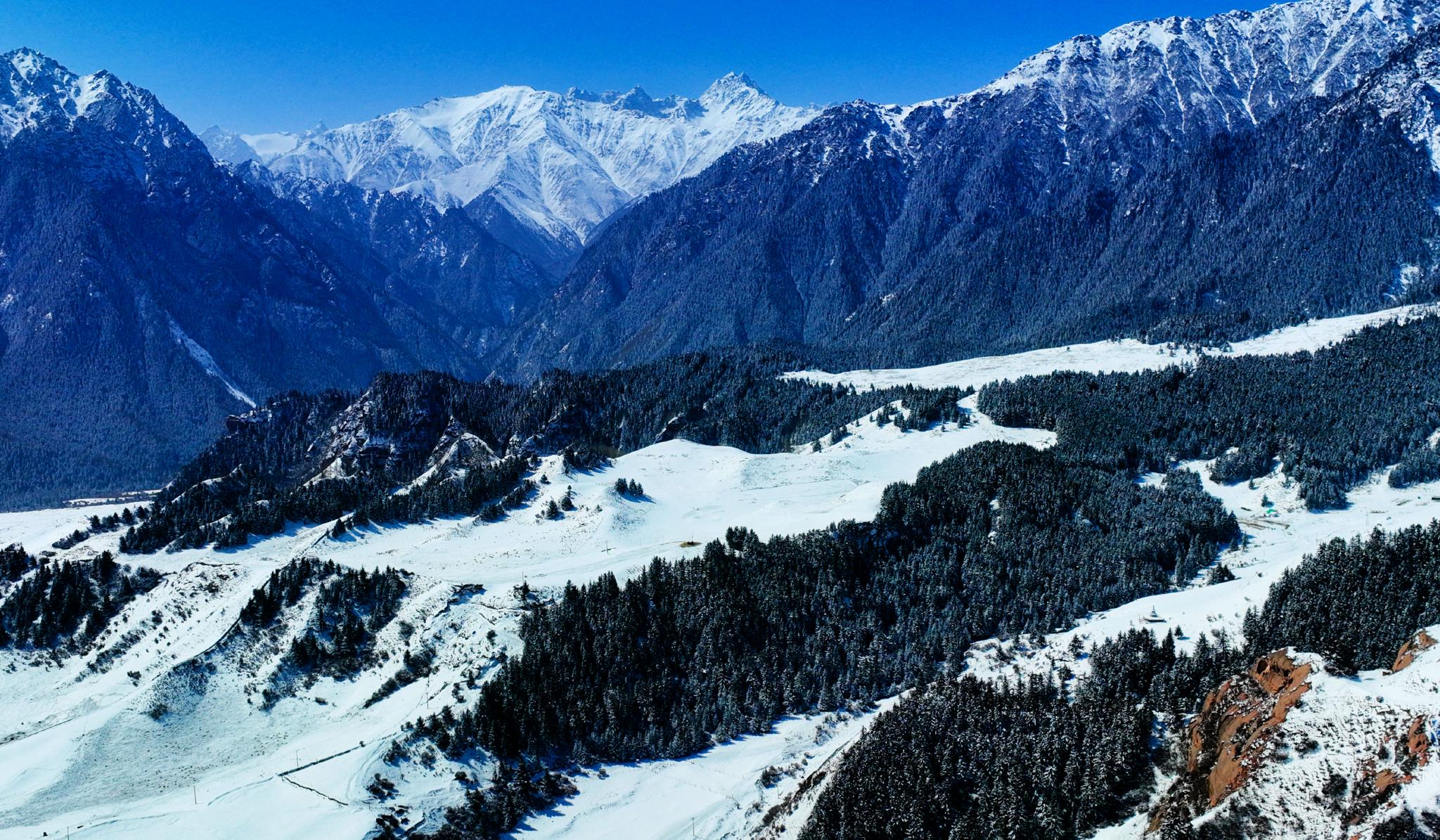 雪映祁连山