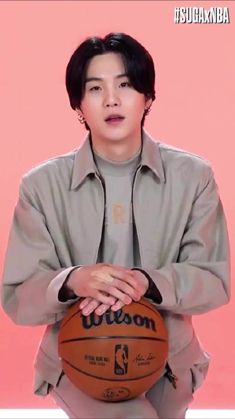 NBA最近官宣了最新的大使，来自BTS的成员——Suga！|NBA_新浪新闻