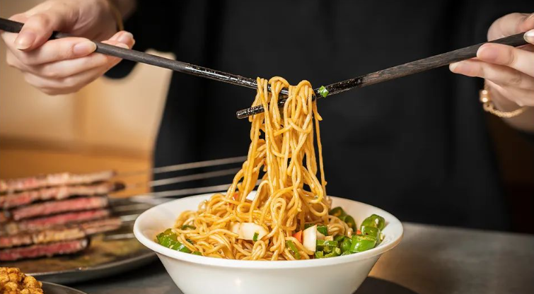 年轻人抛弃“高端面”|张拉拉|面馆|新贵