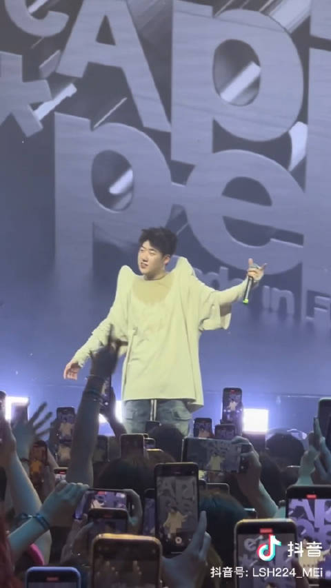 Capper演出现场清唱《雪》并回应这首歌被说“土”“抄袭”_新浪新闻
