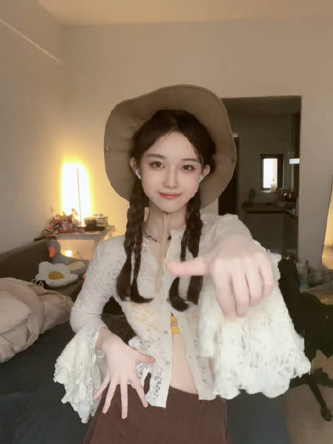 微博名：Luox_- 出生于2001年，来自上海海事大学，身高163cm……_新浪新闻