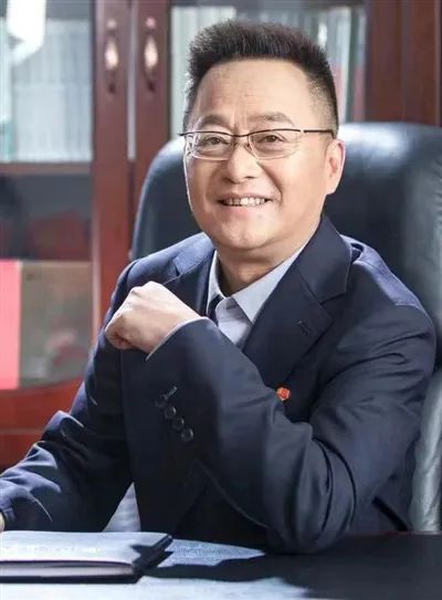 人物 | 何龙：铸造“金钥匙”，为孩子打开科学之门__财经头条