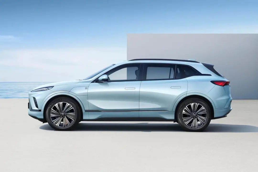 高颜值SUV，轴距2954mm，大空间5座，后排可翘二郎腿，家用香？-新浪汽车