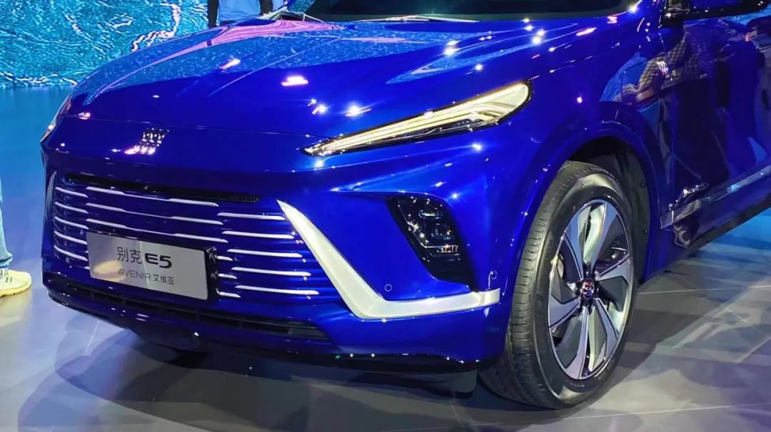 高颜值SUV，轴距2954mm，大空间5座，后排可翘二郎腿，家用香？-新浪汽车