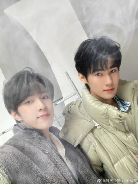 时代少年团成员刘耀文、严浩翔给张真源庆生啦……|时代少年团|张真源|友谊地久天长_新浪新闻