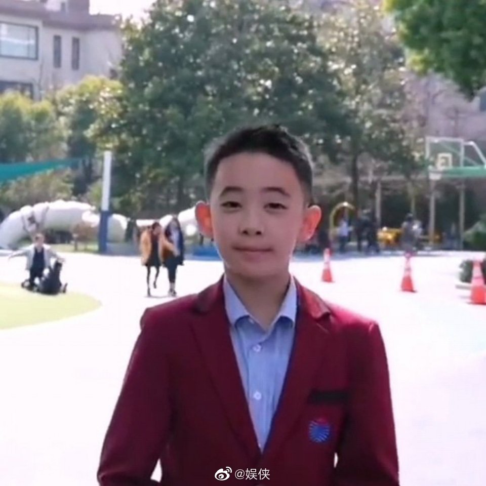 Jasper带大家参观校园，9岁的Jasper当校园导游也是游刃有余……|校园|导游|双语_新浪新闻