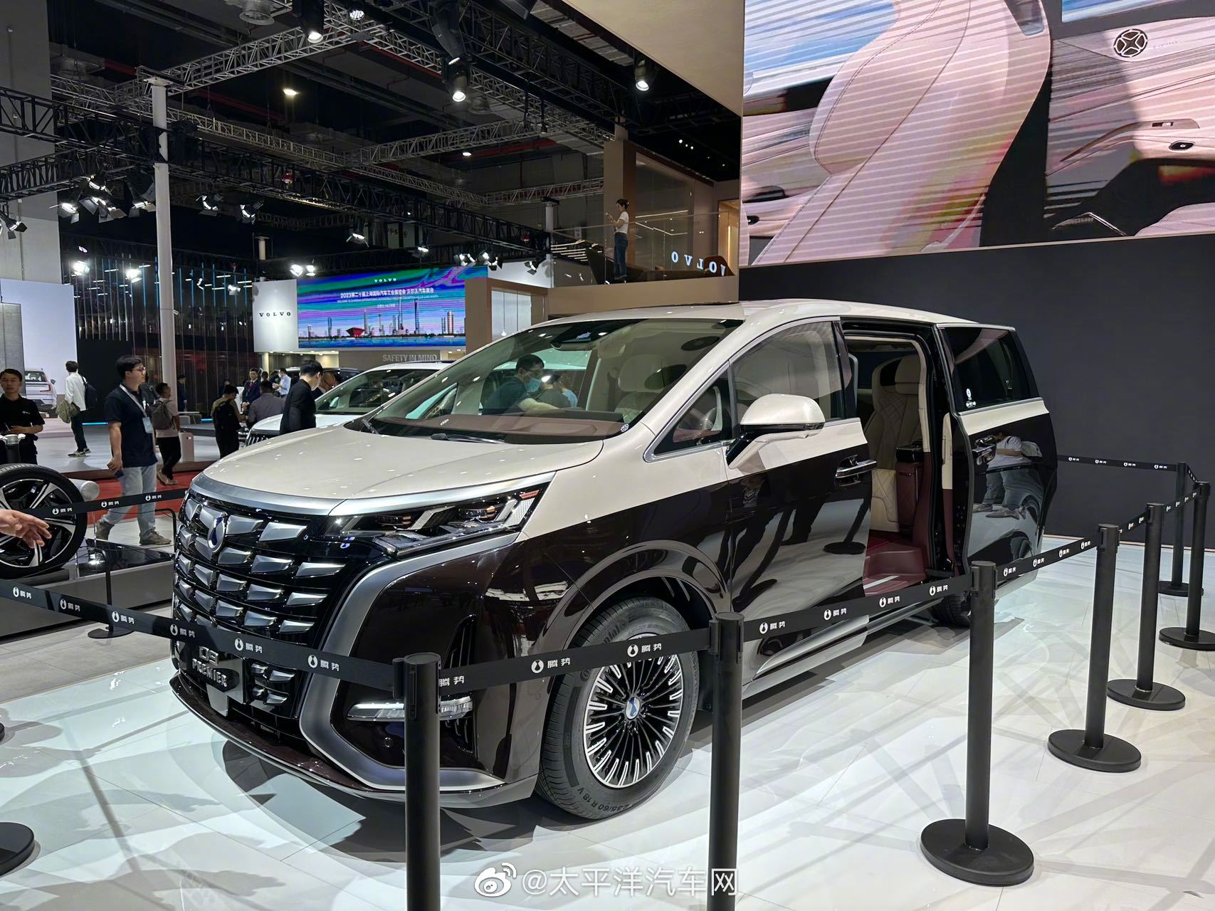 比亚迪MPV太火了挡不住，腾势D9又把四座版亮相了！-新浪汽车