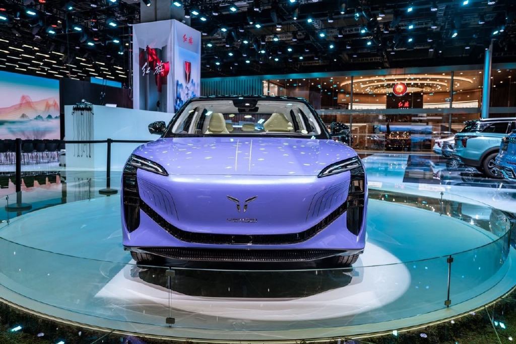 红旗 E202 纯电中大型 SUV 亮相：配 800 伏快充，2024 年2月上市__财经头条