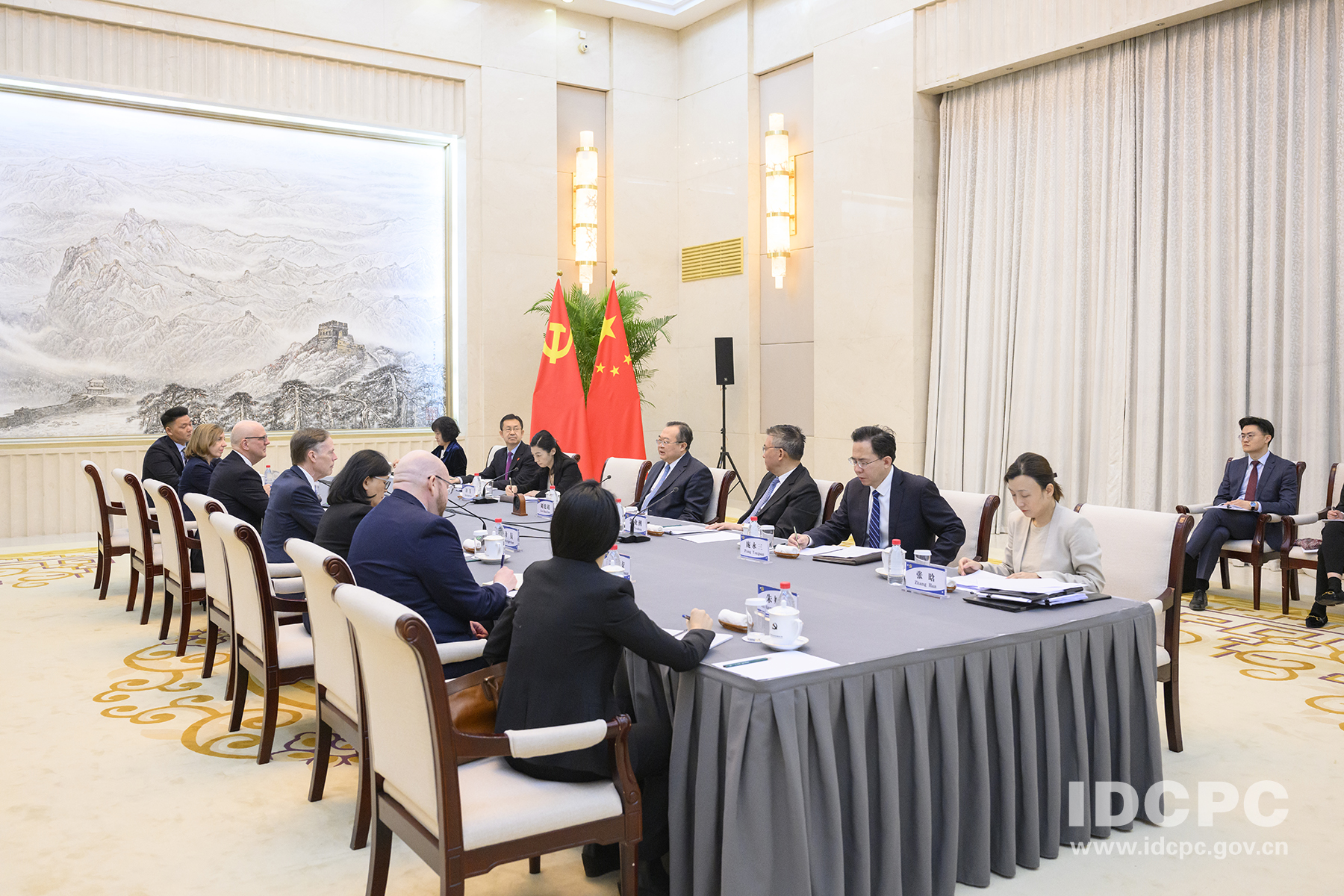 中联部部长刘建超会见美国驻华大使伯恩斯 财经头条
