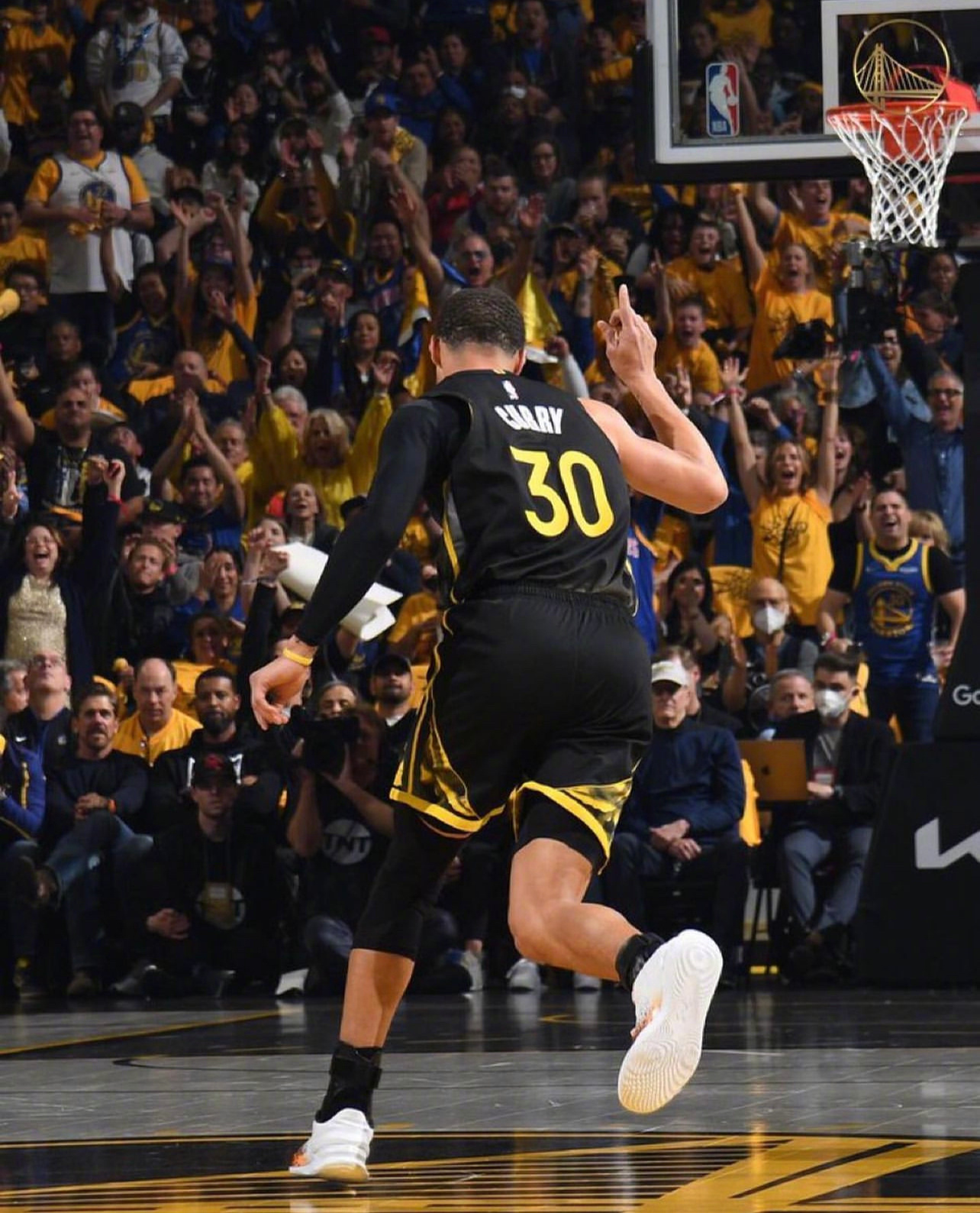 季后赛首轮第三场上脚～ 库里 Under Armour Curry 2 Flowtro……|季后赛|斯蒂芬·库里_新浪新闻