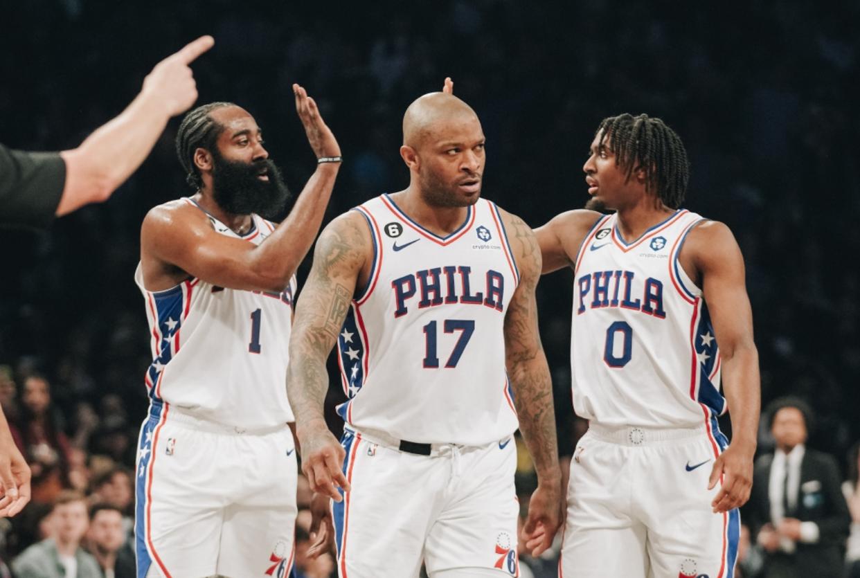 76人逆转11分，篮网大势已去！哈登梦回巅峰，冲突引恶意犯规