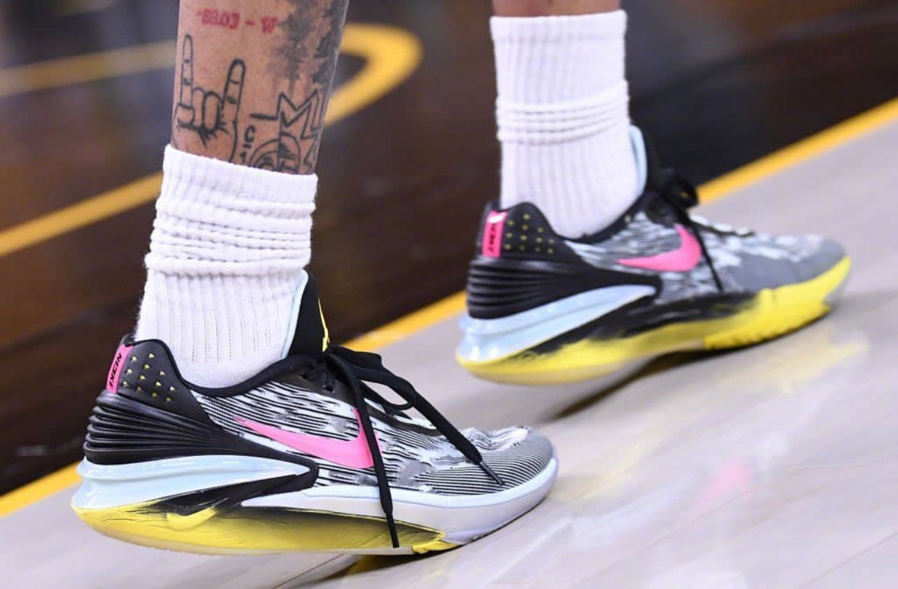 季后赛首轮第三场上脚～ 库里 Under Armour Curry 2 Flowtro……|季后赛|斯蒂芬·库里_新浪新闻