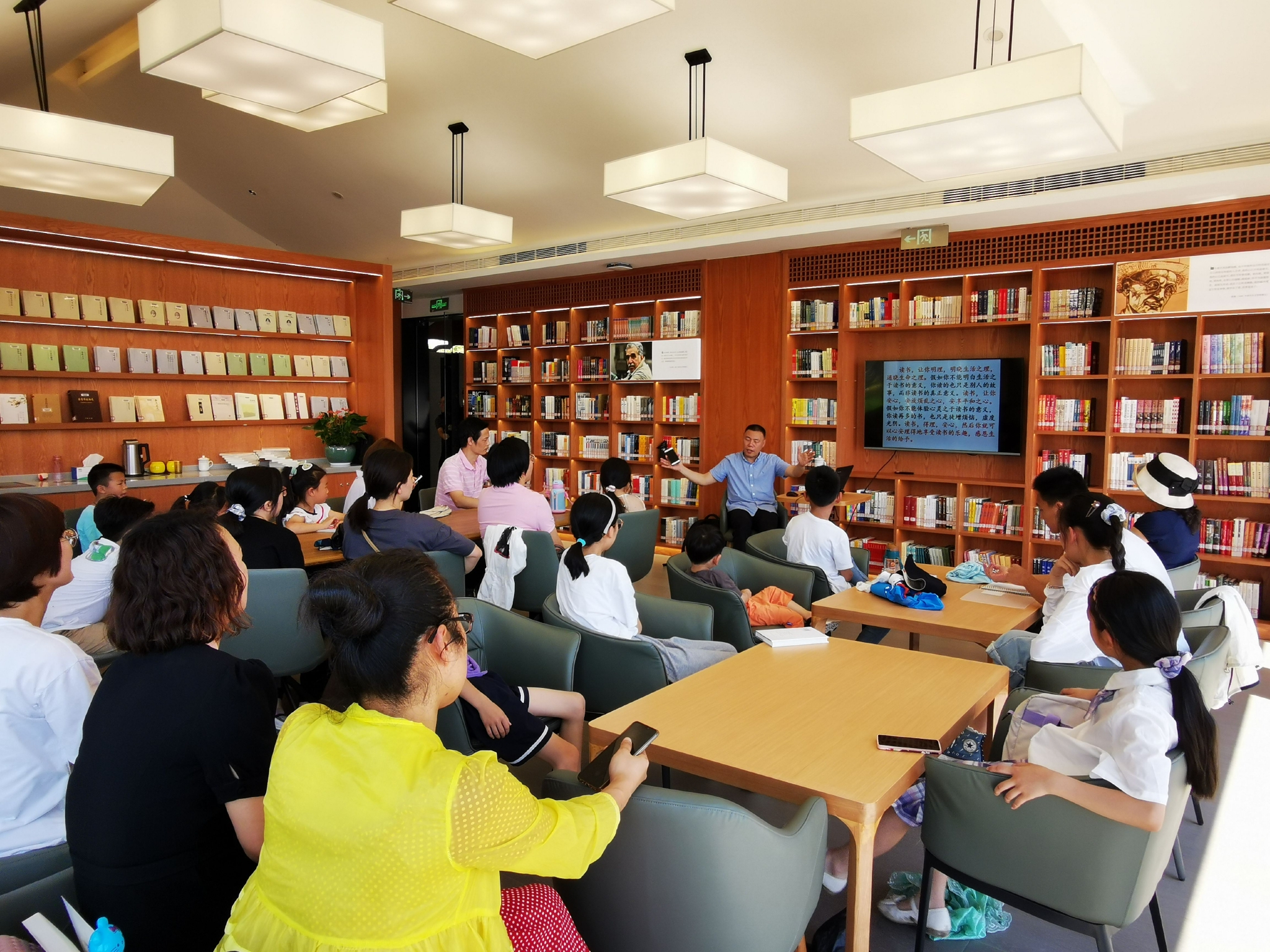 新华全媒+|让阅读抵达更广阔人群——多地打造提升城市公共阅读空间观察__财经头条