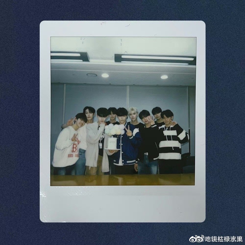 ZB1官推更新团队合照，你是因为谁爱上这个团|团队_新浪新闻
