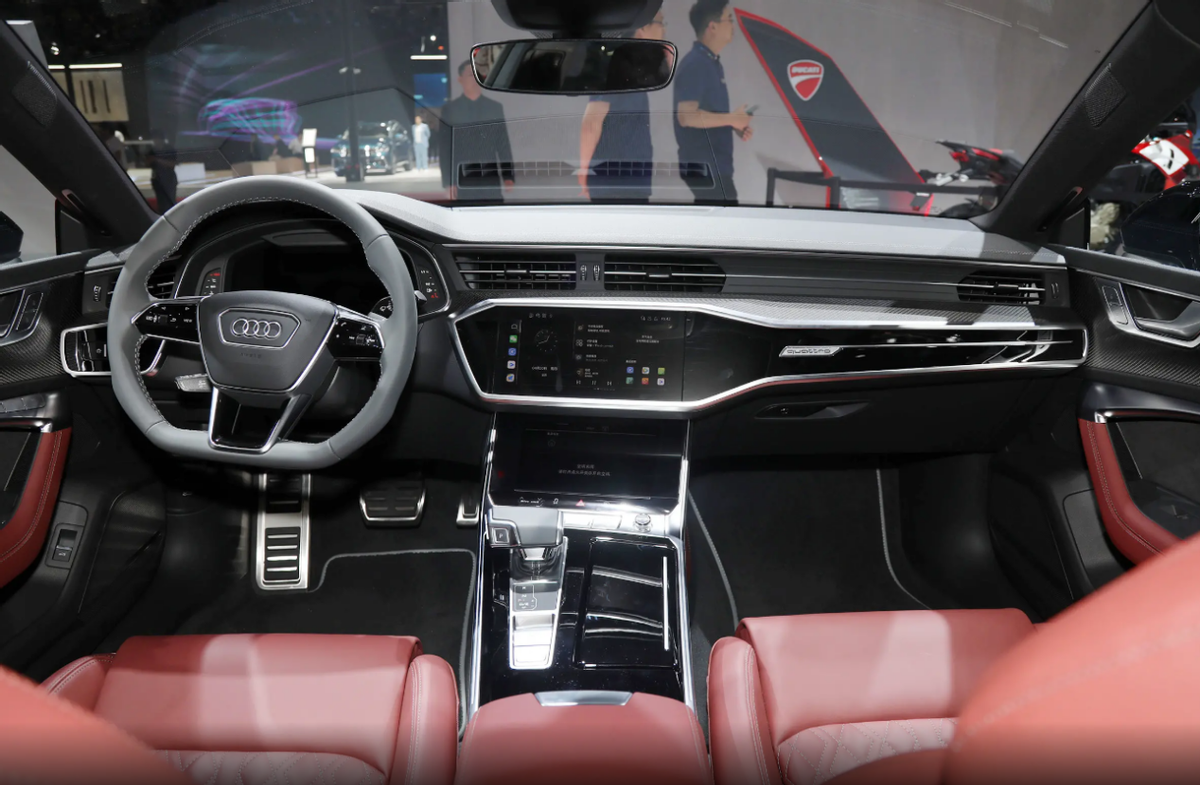 新款上汽奥迪A7L亮相上海车展，多面手称号再添助力-新浪汽车