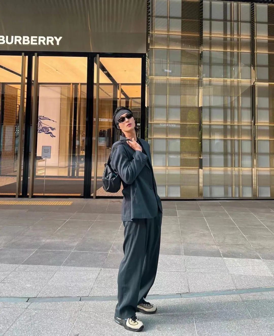 韩国男博主真的太会穿了！夏季穿搭高级感你也能轻松get|穿搭|韩国|牛仔裤_新浪新闻