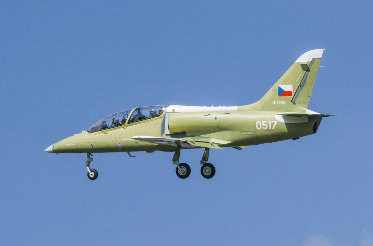 Aero公司首次试飞L-39NG轻型攻击教练机__财经头条