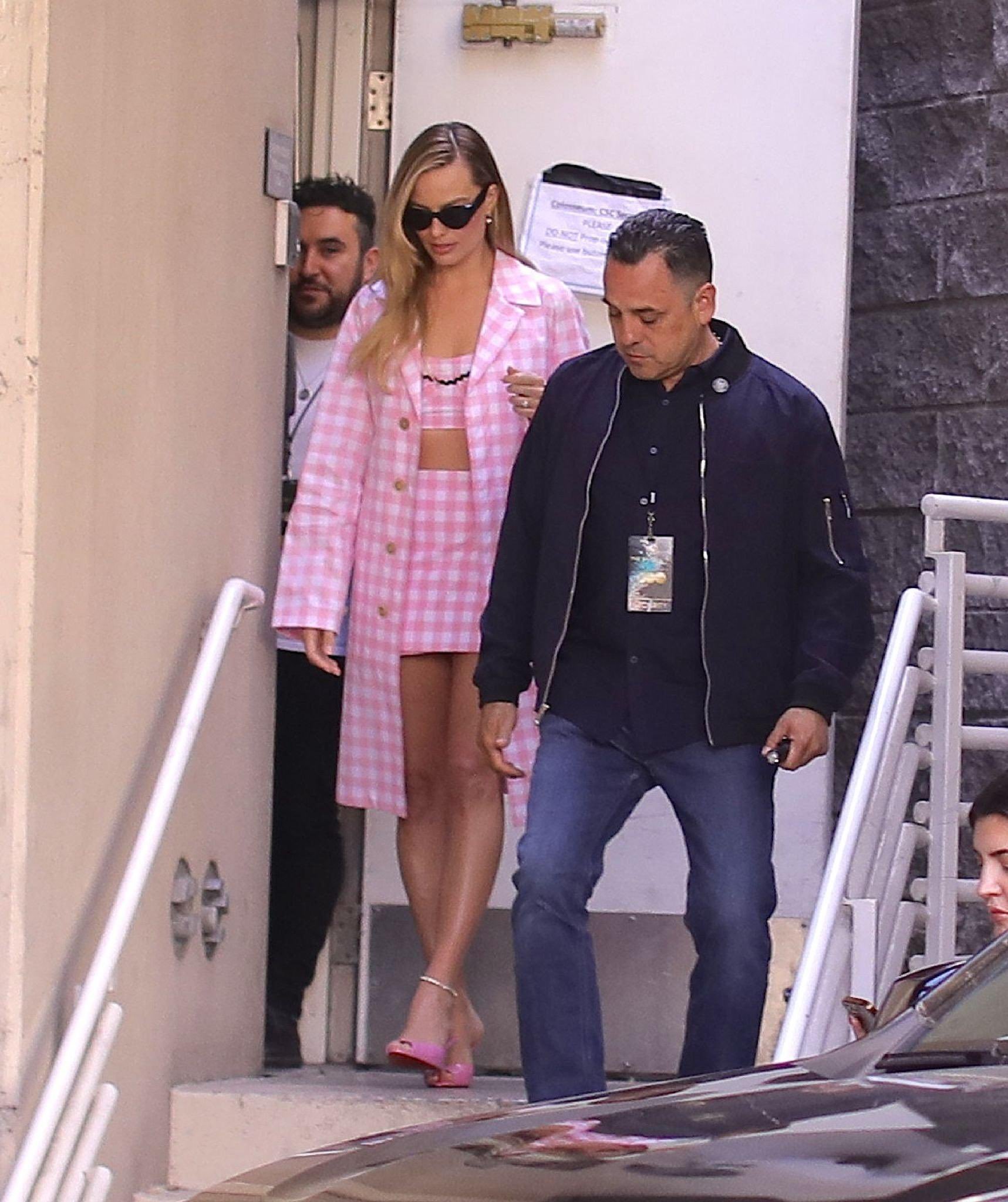 星街拍｜谁是今日街拍Queen👑 ★Margot Robbie ★Addison Rae……|街拍_新浪新闻