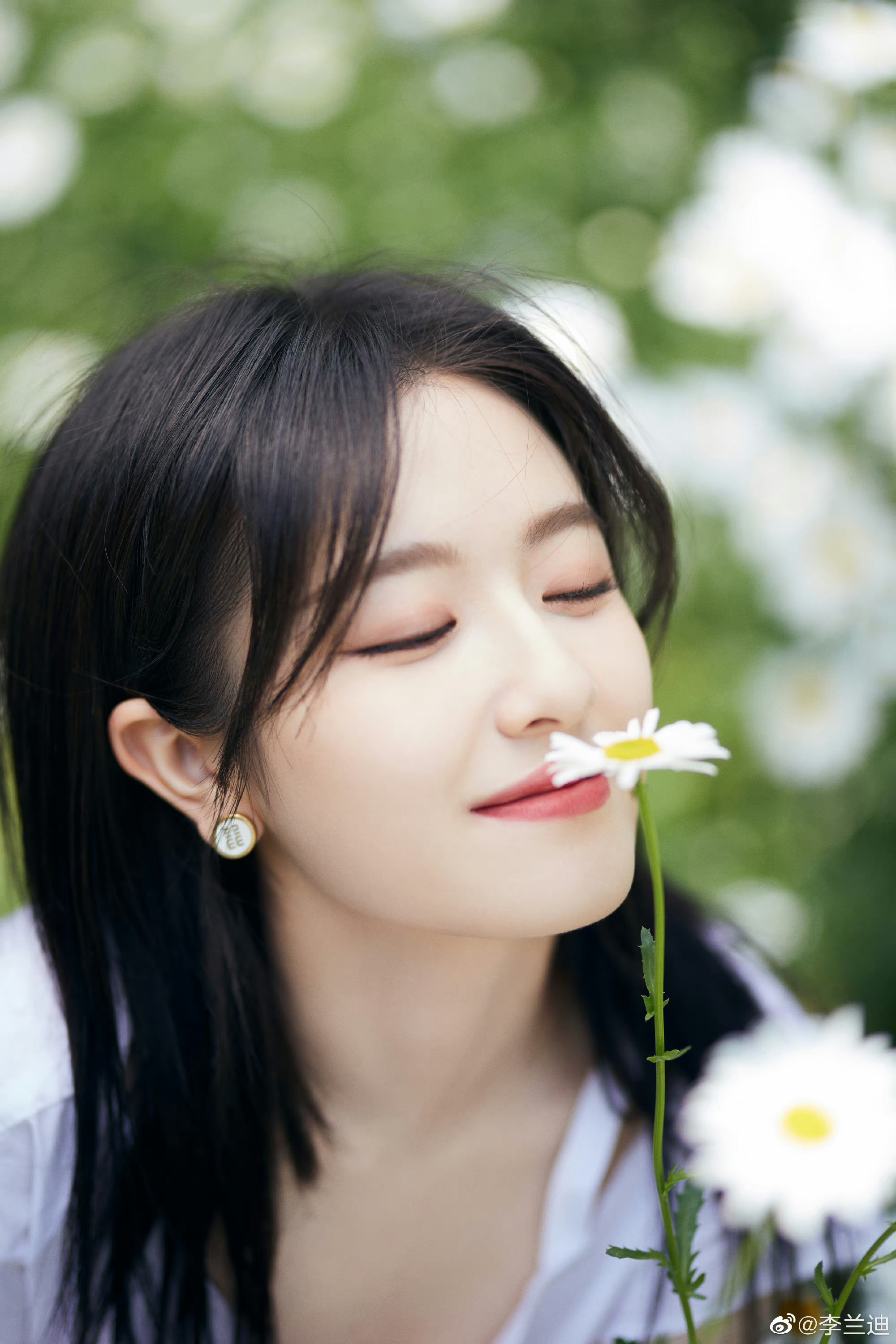 李兰迪分享在美术馆随拍照片啦，妹妹真的是一位文艺少女呀……|李兰迪_新浪新闻
