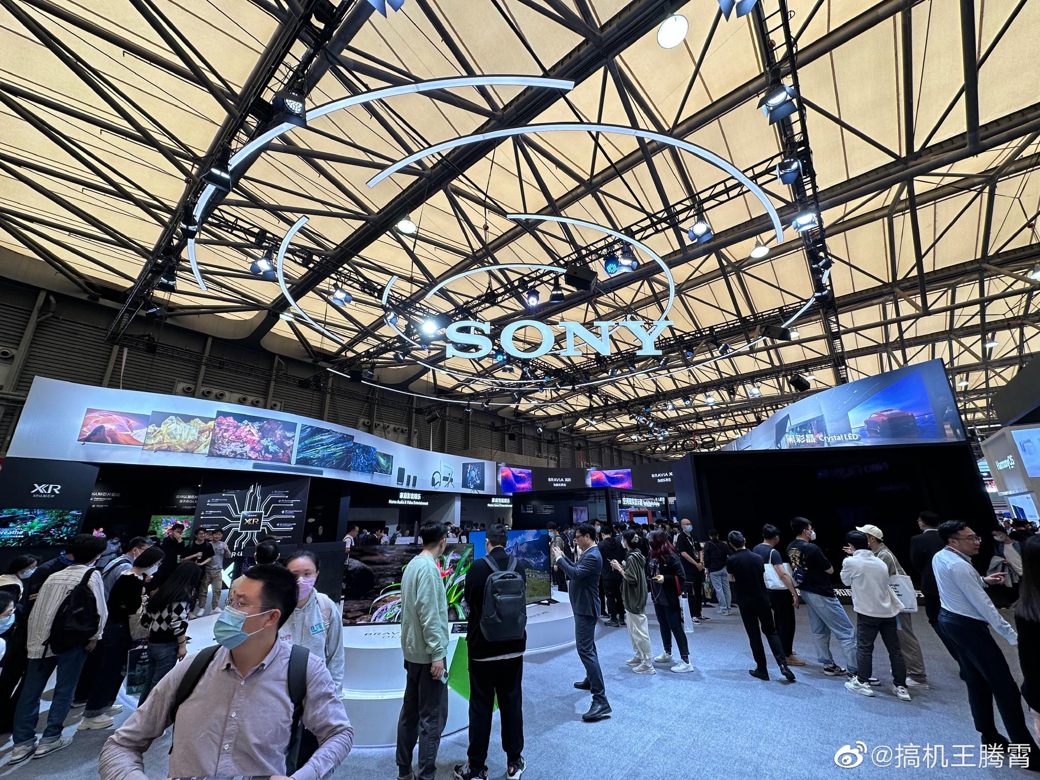 今天来逛了下索尼展台，现场居然放了黑彩晶实物展示……|索尼_新浪新闻