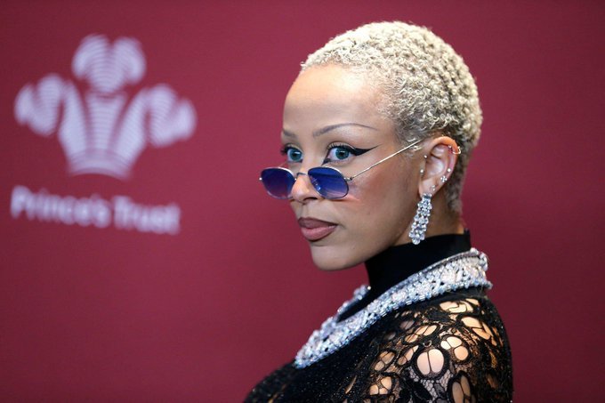 星动态｜🐱豆荚猫Doja Cat出席 2023 年 The Princes Trust……|Doja Cat_新浪新闻