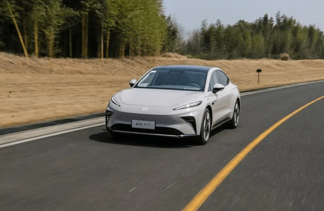 不光价格够卷，还有“巴赫座舱”和换电功能，试驾飞凡F7-新浪汽车