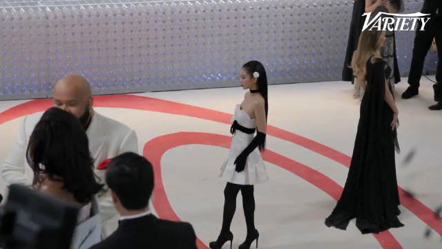 Jennie身穿CHANEL 1990秋冬系列的Vintage小白裙首度亮相Met……|Jennie|秋冬|复古_新浪新闻