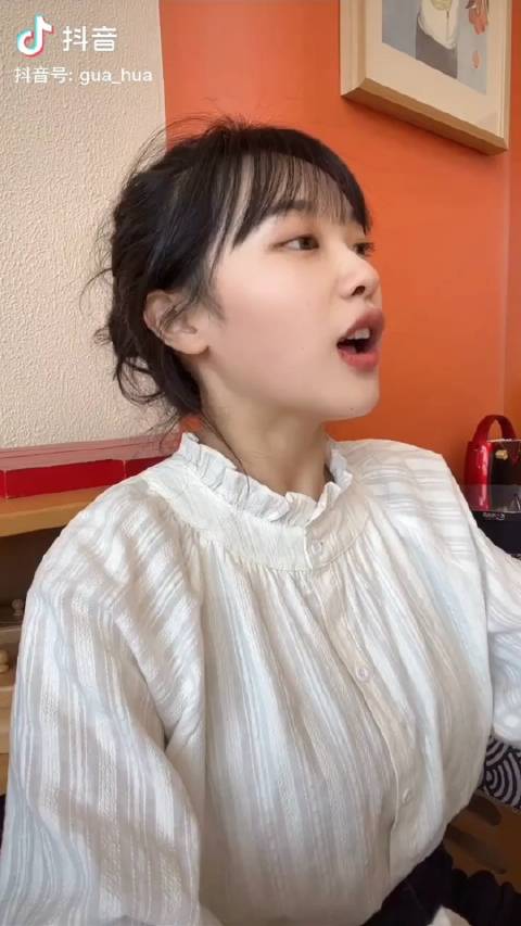 在小小的公司里面挖呀挖呀挖，挣少少的工资，花都不够花_新浪新闻