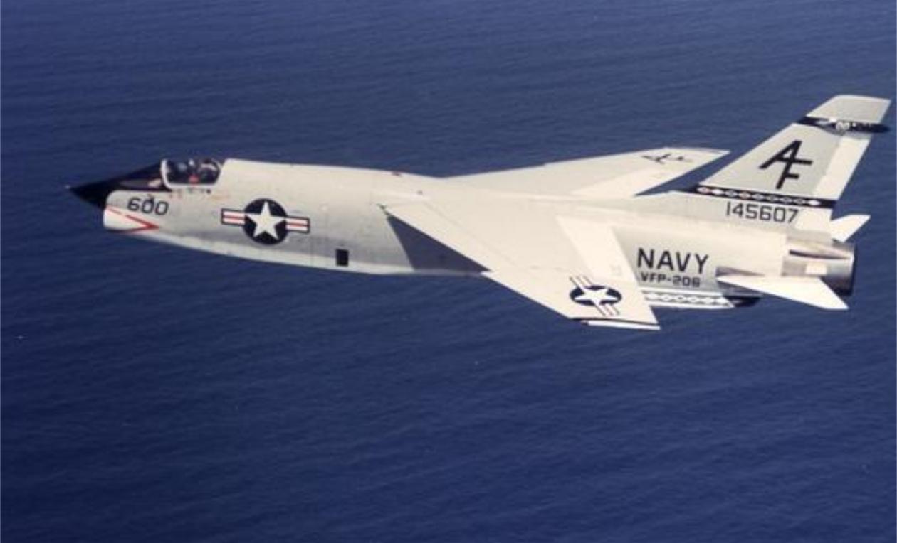 F-8战斗机功能强悍，可挂载32枚火箭弹，火力能与战舰媲美_新浪新闻