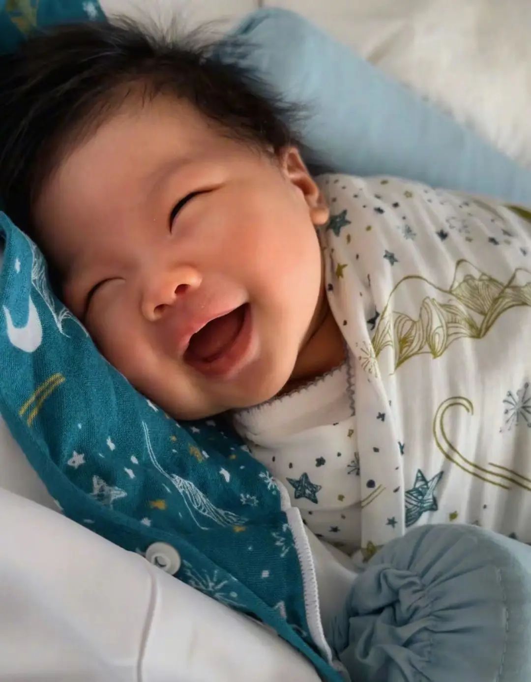 郑恺前任程晓玥官宣产女，晒宝宝正脸，Ellary秀发浓密笑容好治愈|郑恺|程晓玥_新浪新闻